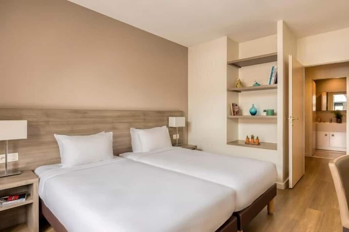 Cofres nos quartos, individualmente decorados, escrivaninha