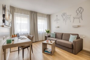 Apartamento, 1 quarto | Cofre no quarto, com decoração personalizada, secretária 