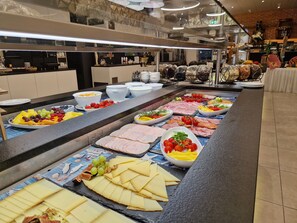 Café da manhã com buffet todos os dias mediante uma taxa
