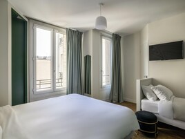 Quarto Superior (with a double bed and a single bed) | Secretária, cortinas/cortinados opacos, ferro/tábua de engomar 