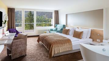 Quarto casal luxo | Roupas de cama antialérgicas, frigobar, cofres nos quartos, escrivaninha