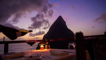 Pequenos-almoços, almoços, jantares servidos, com vista para o oceano