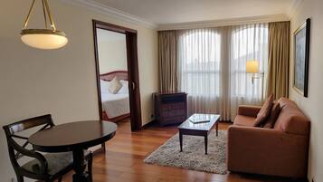 Junior Suite Deluxe | Roupa de alta qualidade, minibar, cofre no quarto, secretária