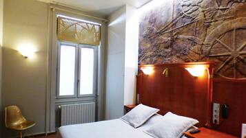 Quarto Duplo Superior | Roupa de alta qualidade, com decoração personalizada, secretária