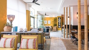 Uma sala de estar moderna com sofá, mesa e divisória de vidro.