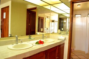 Quarto superior, 1 cama King | Banheiro | Toalhas de banho