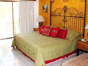 Quarto superior, 1 cama King | Cofres nos quartos, Wi-Fi de cortesia