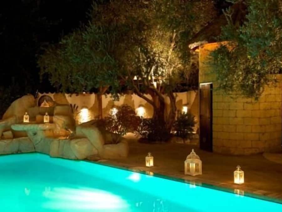 Piscina externa sazonal, funciona das 10h às 18h, guarda-sóis