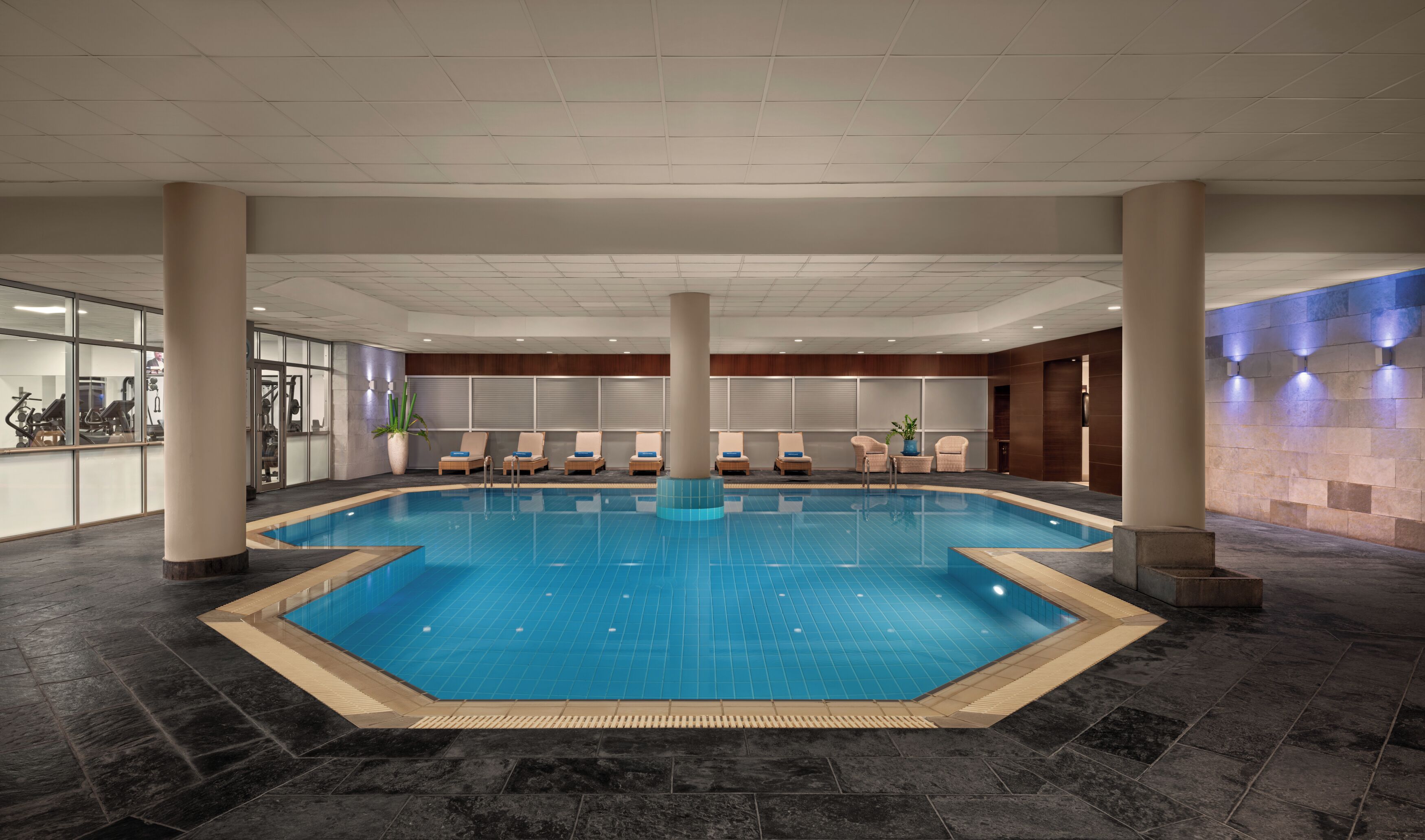 Piscina interna, piscina externa, guarda-sóis, espreguiçadeiras