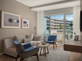 Junior Pool & Sea View Room (16+ years old) | Minibar, cofre no quarto, quartos insonorizados, Wi-fi grátis 
