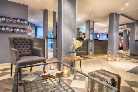 Área de estar no saguão. Enjoy Hotel Berlin City Messe