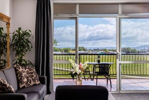 Suite Deluxe, 1 quarto, banheira de hidromassagem | Minibar, cortinas/cortinados opacos, ferro/tábua de engomar 