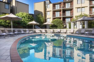 Piscina interna, piscina externa, funciona das 6h às 23h, guarda-sóis