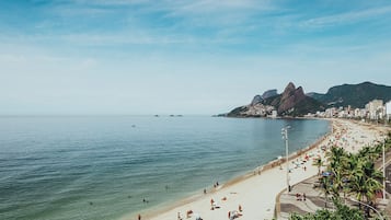 Perto da praia, guarda-sóis de praia, toalhas de praia