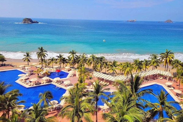 3 piscinas externas, espreguiçadeiras