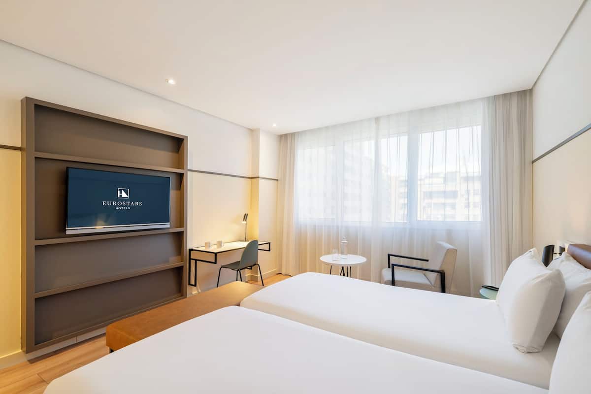 Frigobar, cofres nos quartos, escrivaninha, Wi-Fi de cortesia
