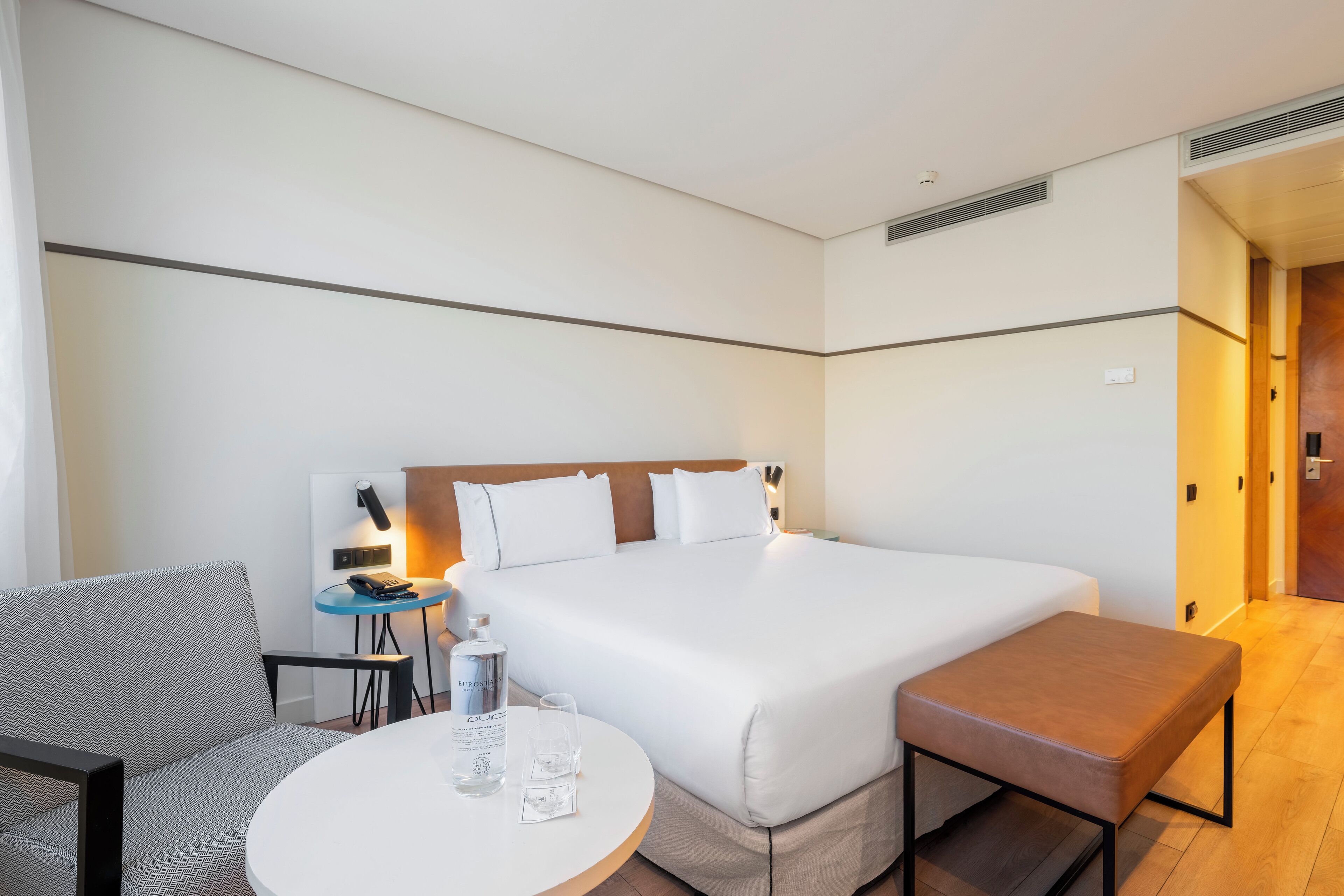 Frigobar, cofres nos quartos, escrivaninha, Wi-Fi de cortesia