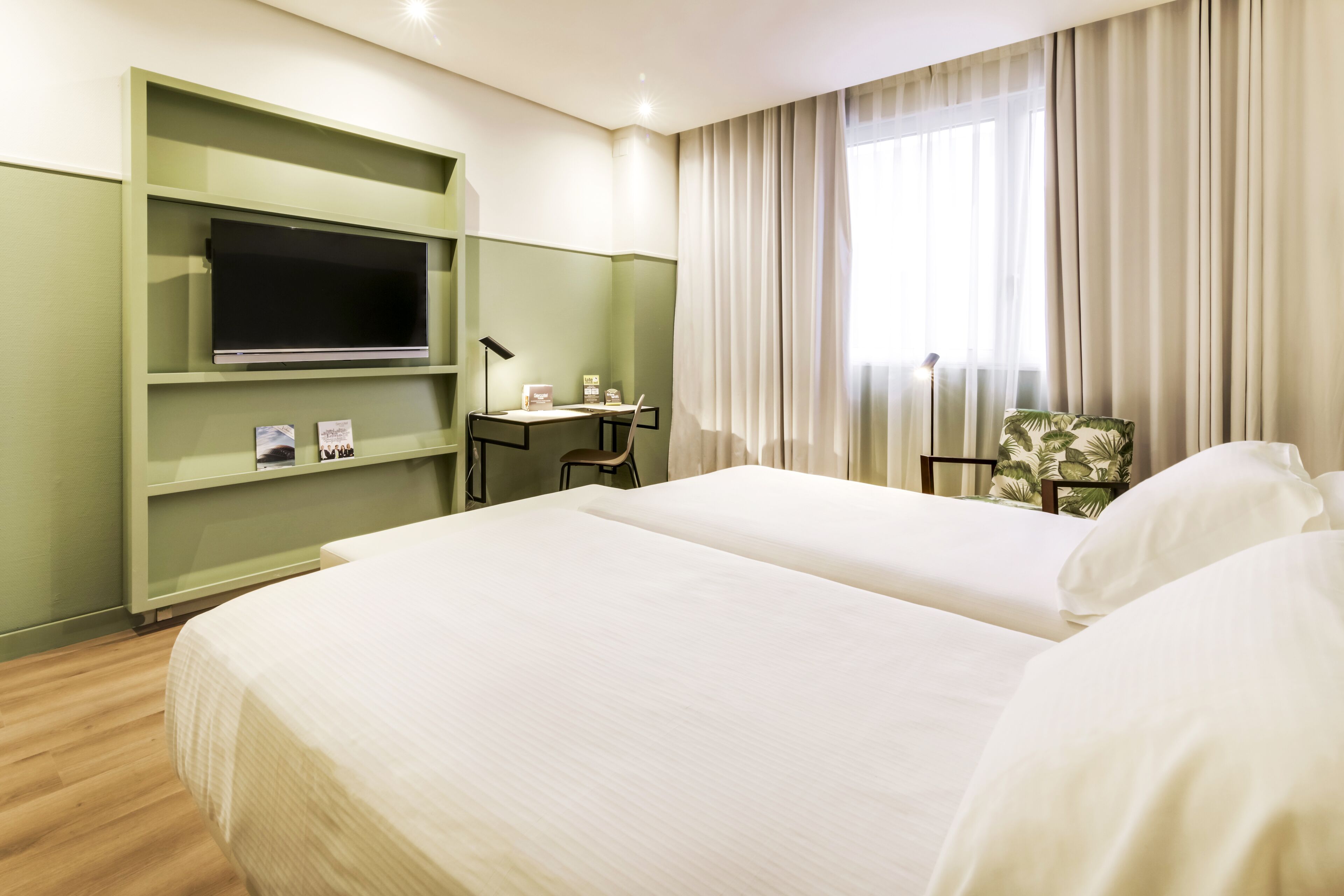 Frigobar, cofres nos quartos, escrivaninha, Wi-Fi de cortesia