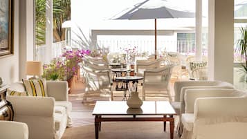 Pequenos-almoços e jantares servidos, com vista para o jardim