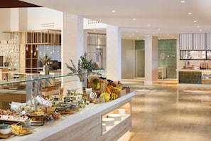 3 restaurantes: servem pequenos-almoços, almoços e jantares