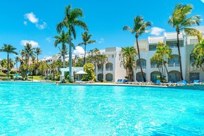 2 piscinas externas, espreguiçadeiras