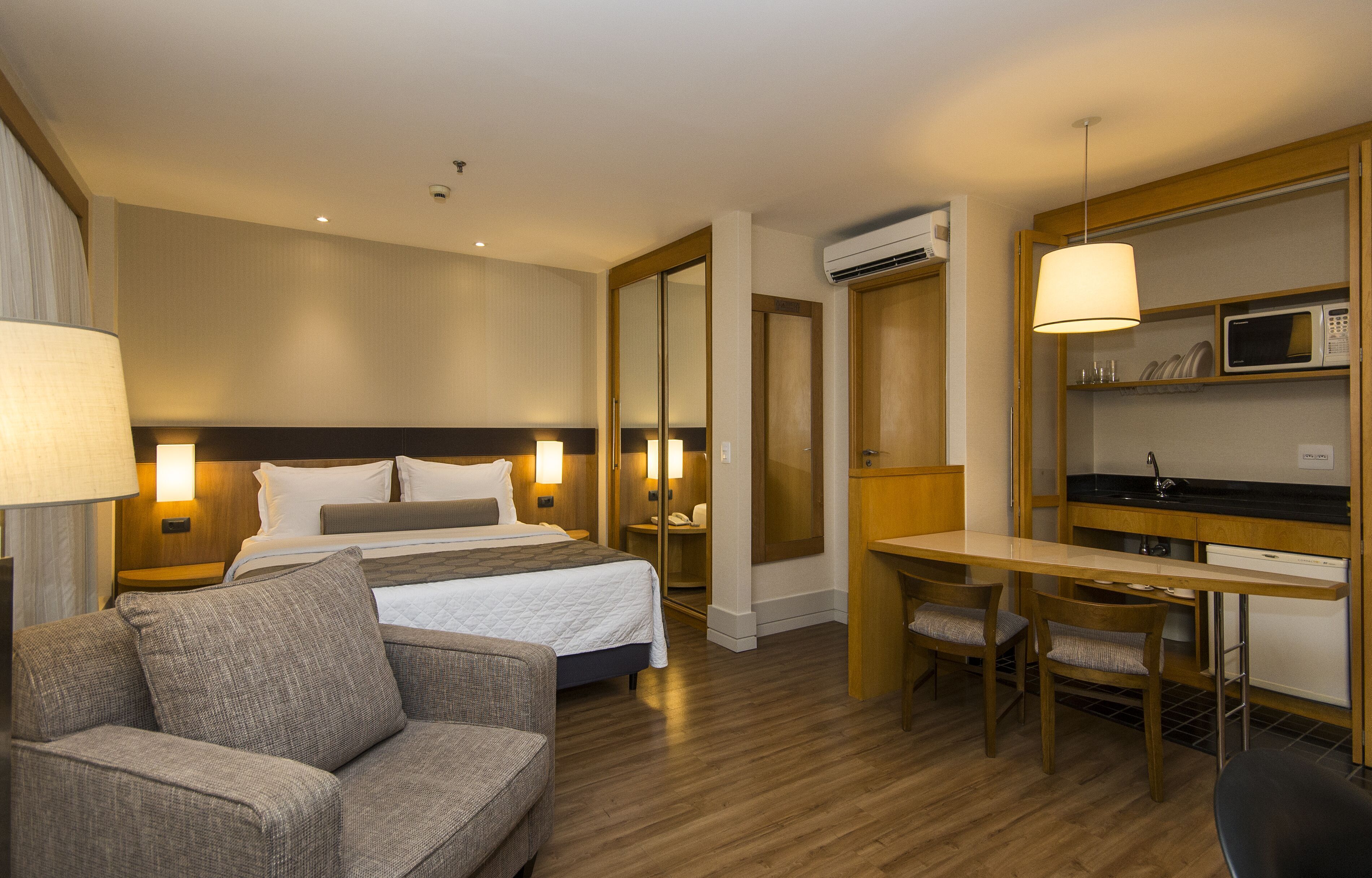 Frigobar, cofres nos quartos, escrivaninha, cortinas blackout