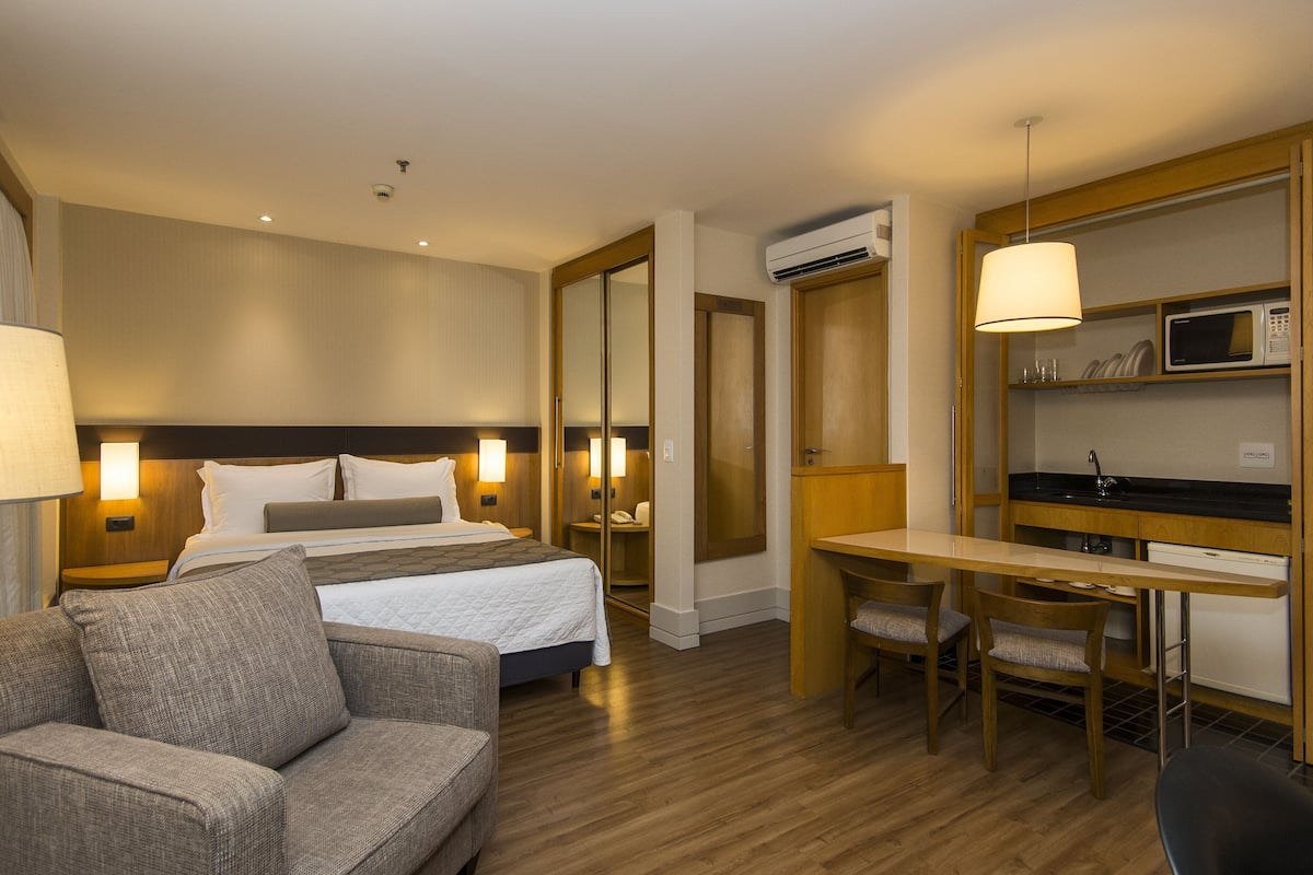 Frigobar, cofres nos quartos, escrivaninha, cortinas blackout