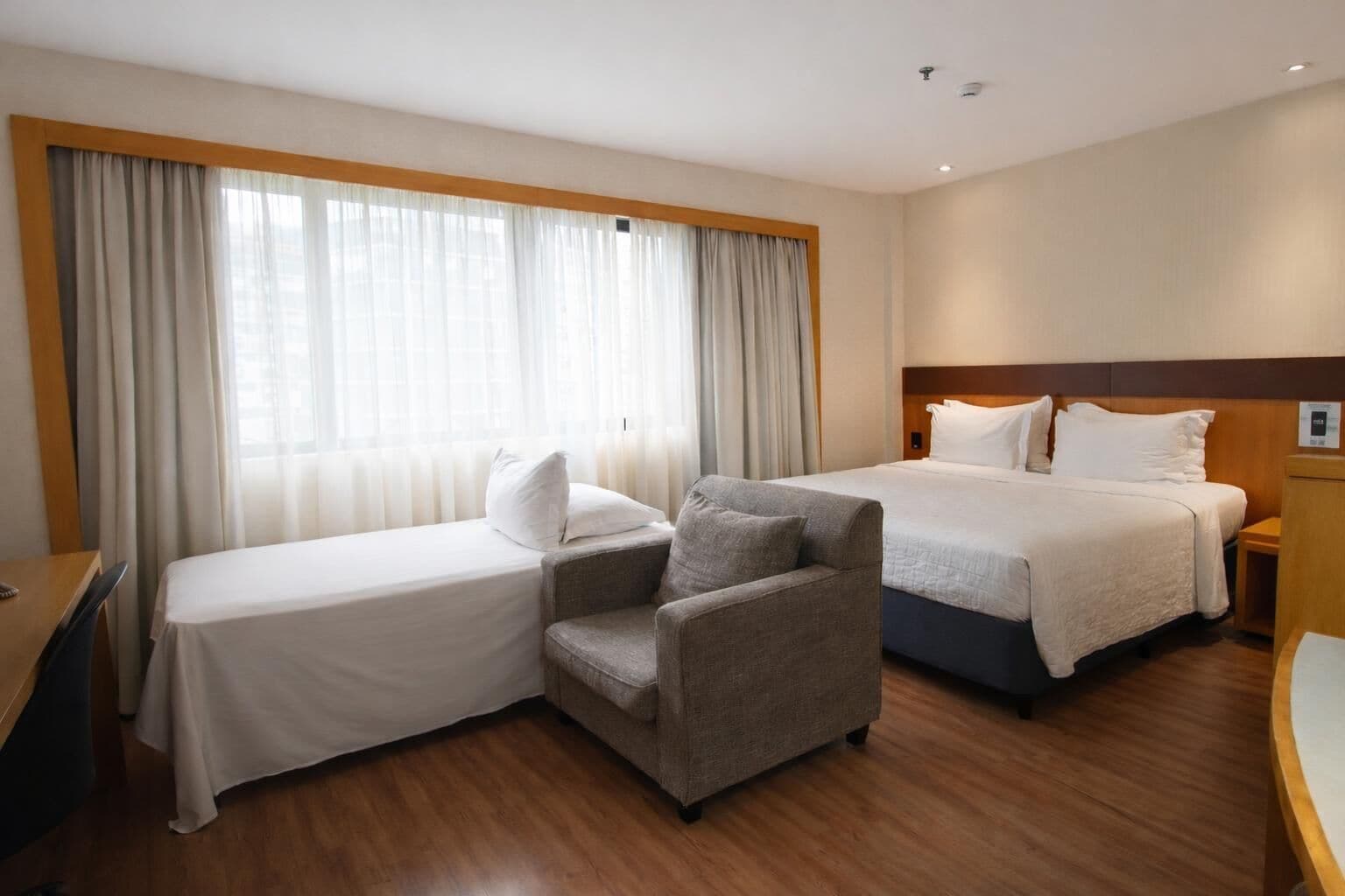 Frigobar, cofres nos quartos, escrivaninha, cortinas blackout