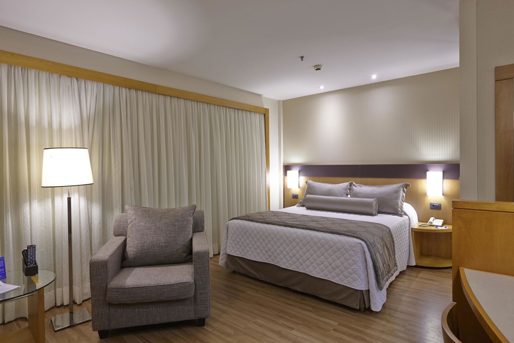 Frigobar, cofres nos quartos, escrivaninha, cortinas blackout