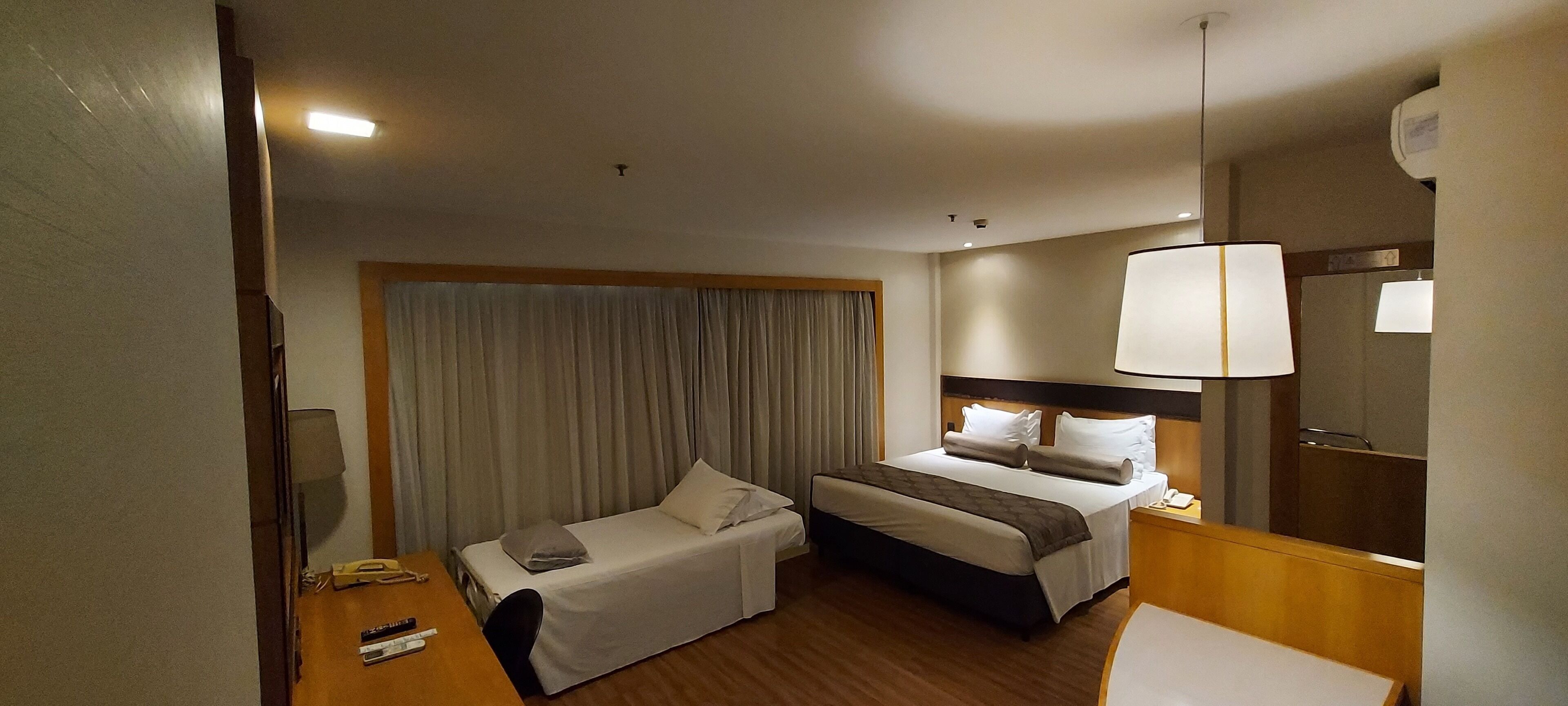 Frigobar, cofres nos quartos, escrivaninha, cortinas blackout