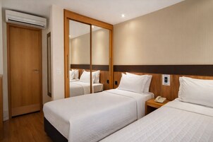 Quarto duplo standard, 2 camas de solteiro | Frigobar, cofres nos quartos, escrivaninha, cortinas blackout