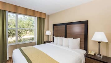 Quarto, 1 cama King, acessível, para não fumantes (Mobility/Hearing, Roll-in shower) | Escrivaninha, ferros/tábuas de passar roupa, Wi-Fi de cortesia