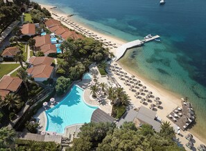 Piscina interna, piscina externa sazonal, guarda-sóis, espreguiçadeiras