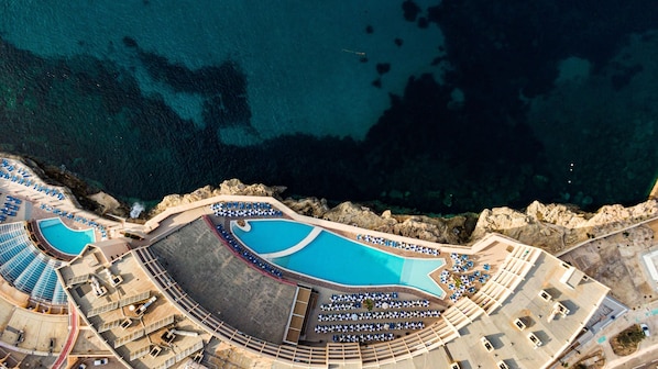 Piscina interior, 3 piscinas exteriores, guarda-sóis