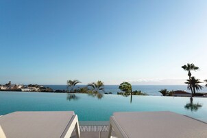 3 piscinas externas, guarda-sóis, espreguiçadeiras