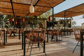 2 restaurantes, pequenos-almoços servidos, cozinha mediterrânica 