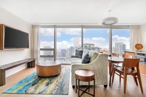 Suíte standard, 1 quarto, cozinha americana (2 Bath) | Área de estar | TV 32 polegadas com canais digitais, filmes pagos