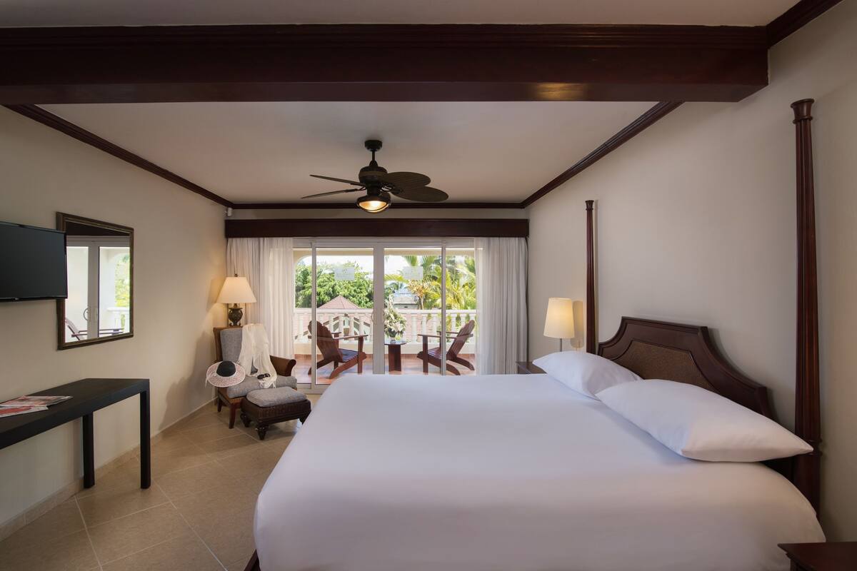 Minibar, secretária, ferro/tábua de engomar 