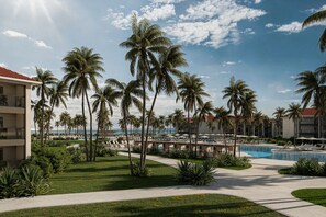 5 piscinas exteriores, guarda-sóis, espreguiçadeiras 