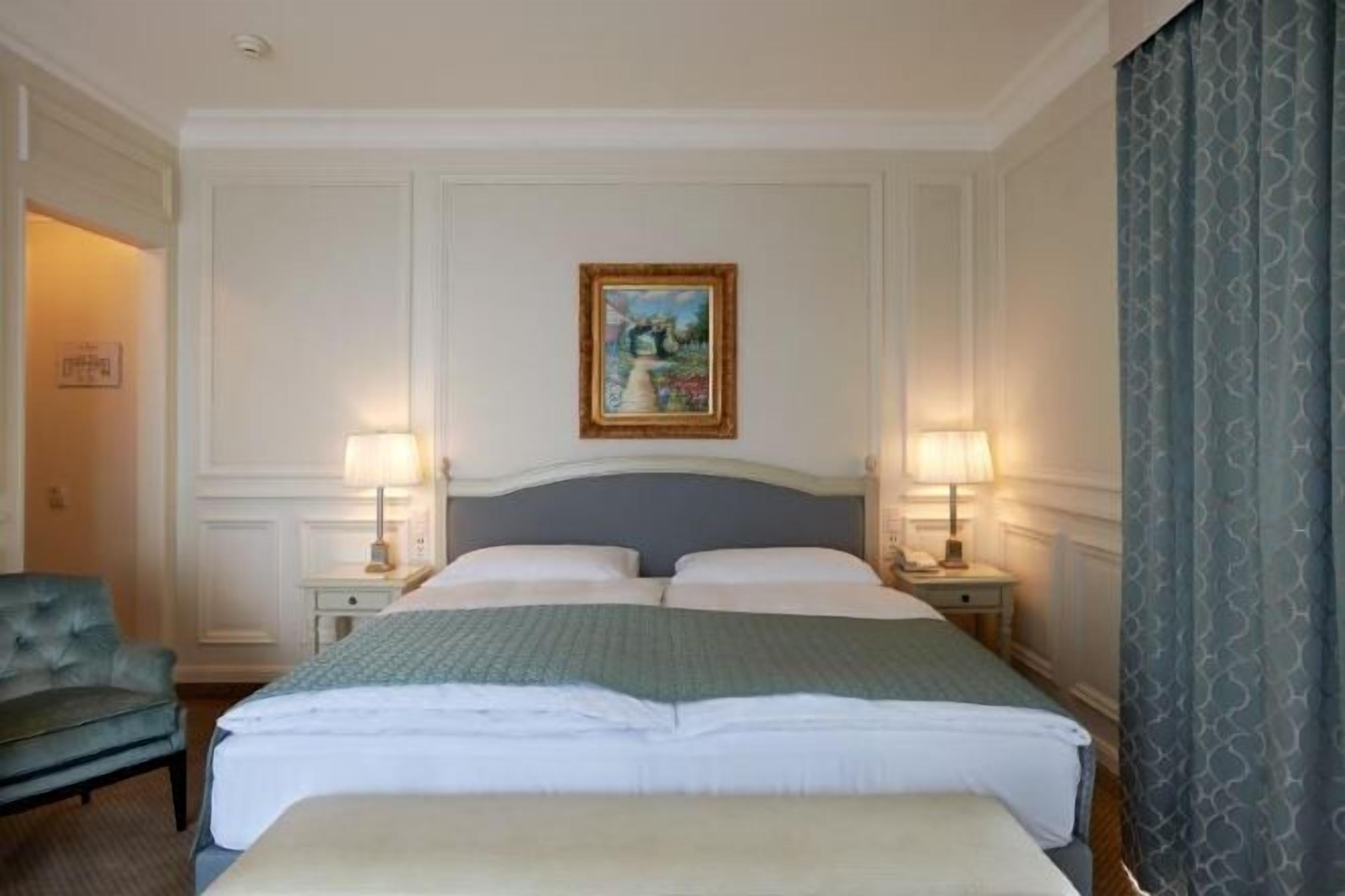Roupa de alta qualidade, minibar, cofre no quarto 