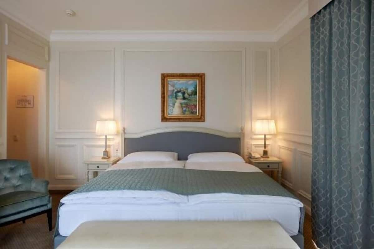 Roupa de alta qualidade, minibar, cofre no quarto