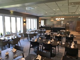 Café da manhã com buffet grátis todos os dias