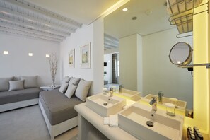 Harmony Suite Sea View (4 pax) | Roupa de alta qualidade, minibar, cofre no quarto, secretária 