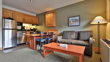 Estúdio econômico | Escrivaninha, cortinas blackout, ferros/tábuas de passar roupa