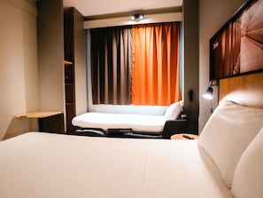 Quarto, várias camas (New Bedding) | Roupas de cama premium, escrivaninha, Wi-Fi de cortesia, roupa de cama