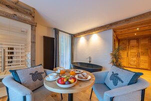 Suíte luxo, sauna seca | Edredons de pluma, frigobar, cofres nos quartos, escrivaninha