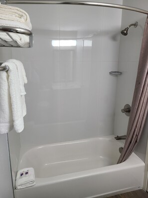 Uma combinação polibã/banheira, um secador de cabelo 