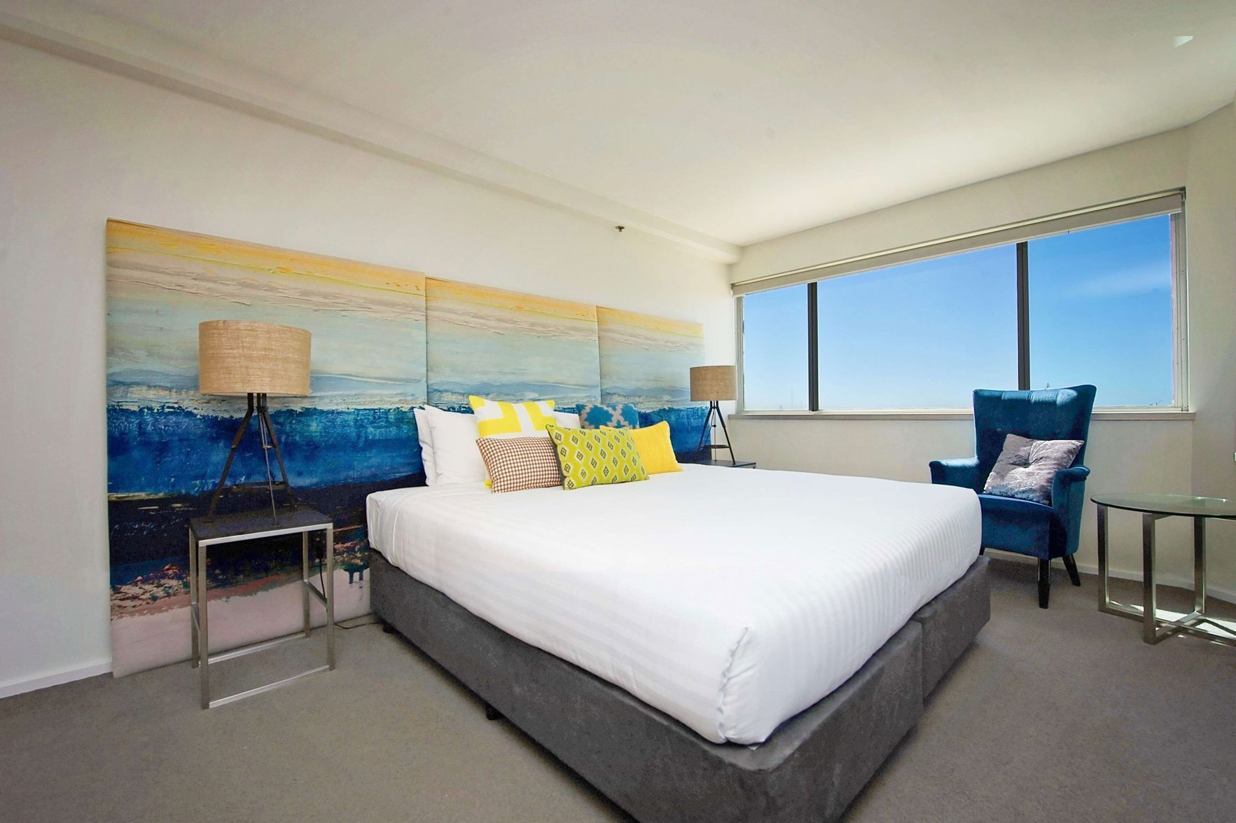 Frigobar, cofres nos quartos, escrivaninha, cortinas blackout