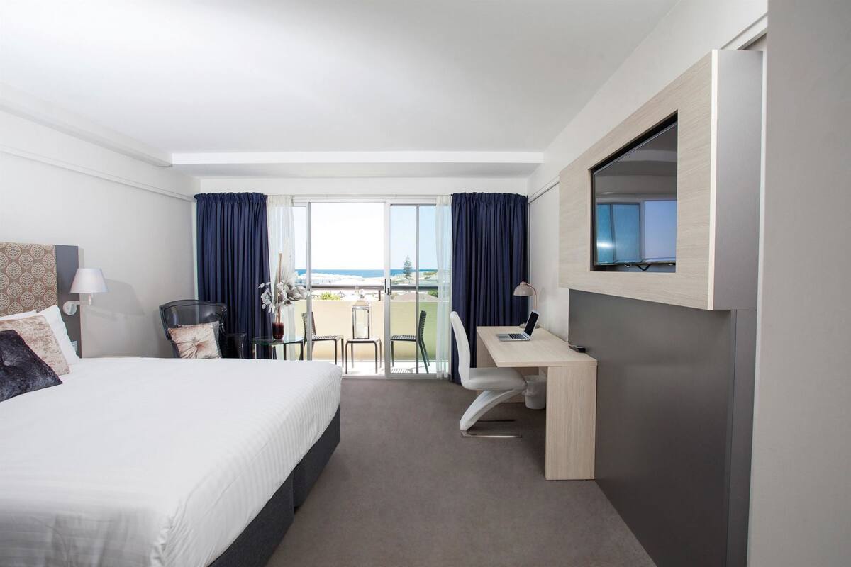 Frigobar, cofres nos quartos, escrivaninha, cortinas blackout