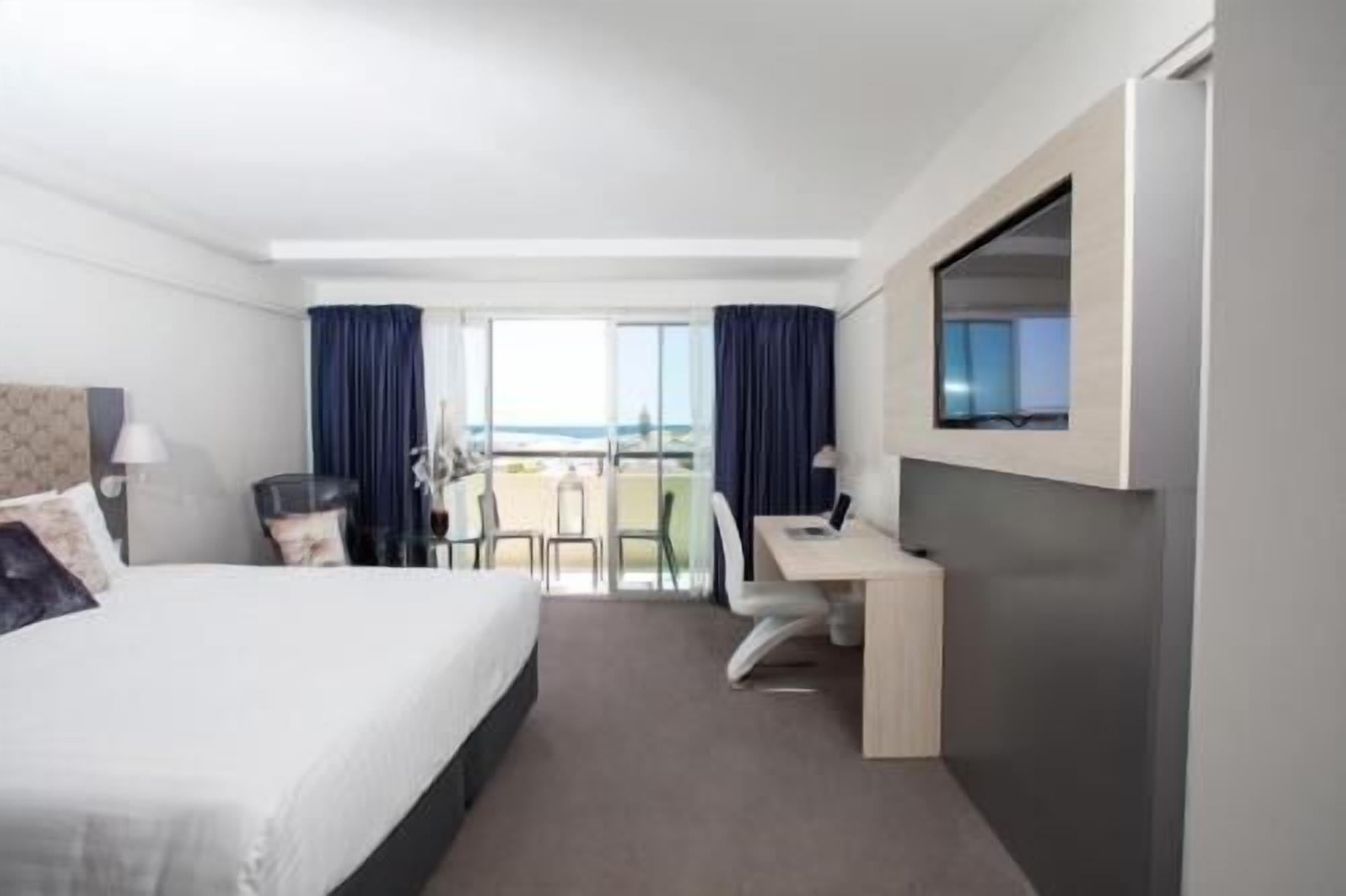 Frigobar, cofres nos quartos, escrivaninha, cortinas blackout